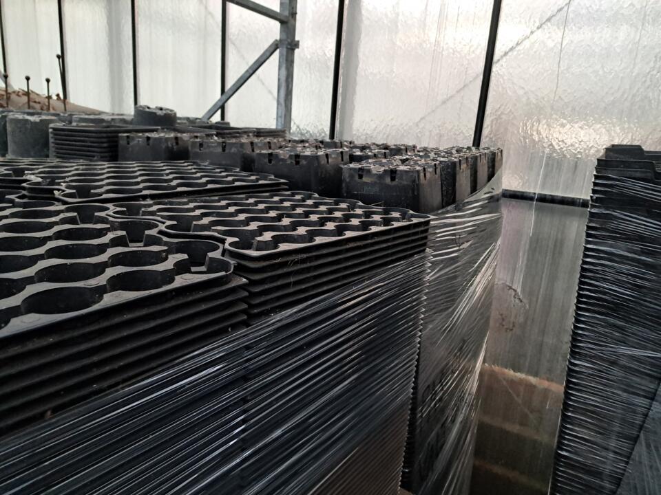 Zeer mooie partij zwarte 11 liter / 25x25x26 cm IPP vierkante potten ...