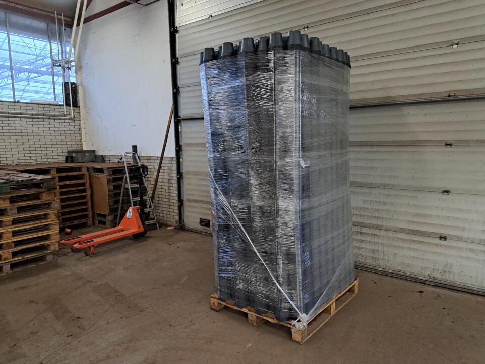 Grote partij mooie grijze 0,86 liter / 13 cm Vatuplast potten ...