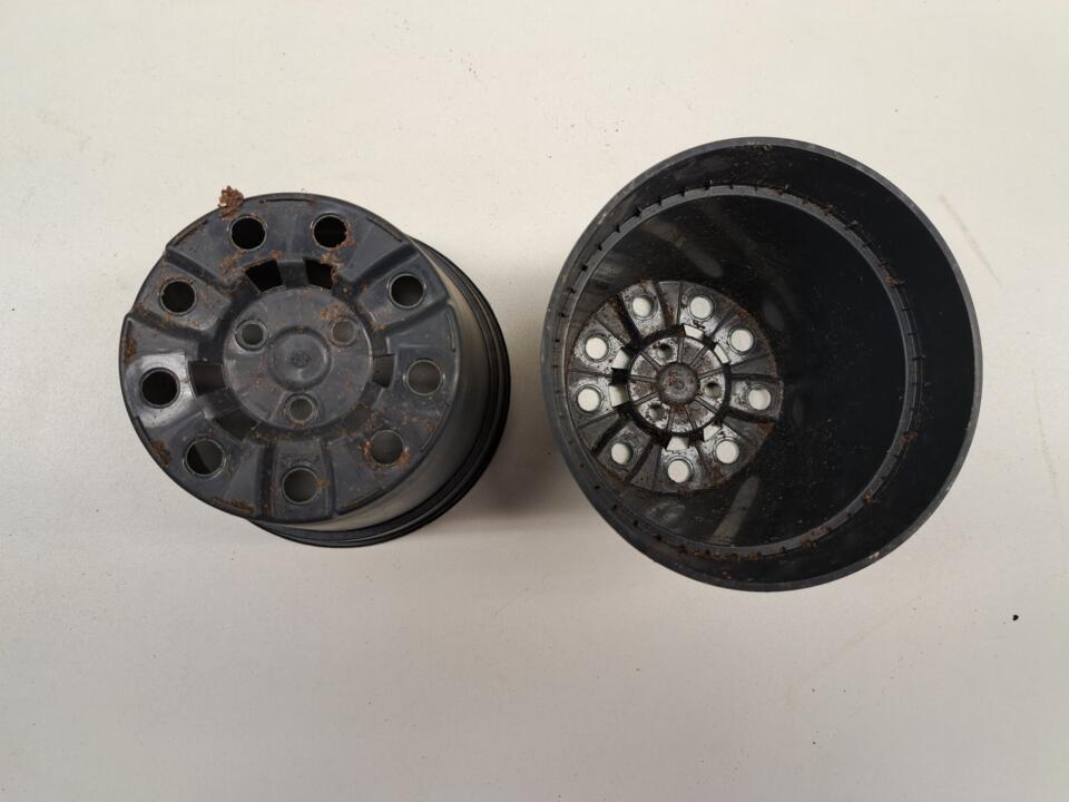 Grote partij mooie grijze 0,86 liter / 13 cm Vatuplast potten ...